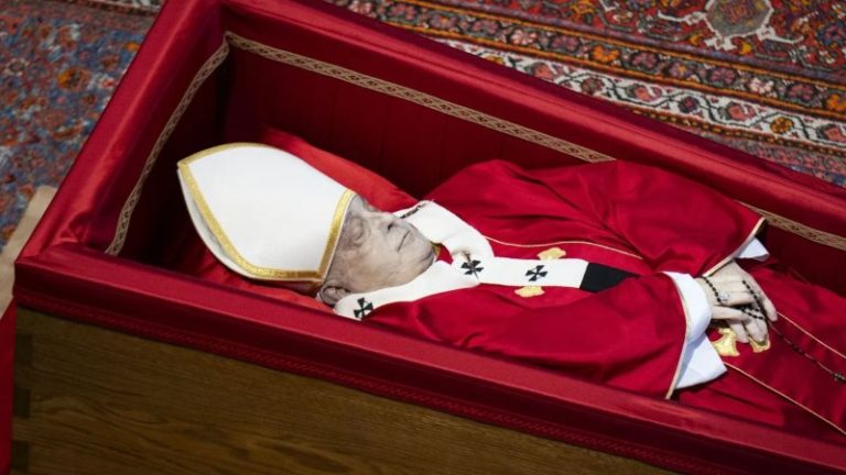 Las 21 monedas en el ataúd del papa Francisco y su significado